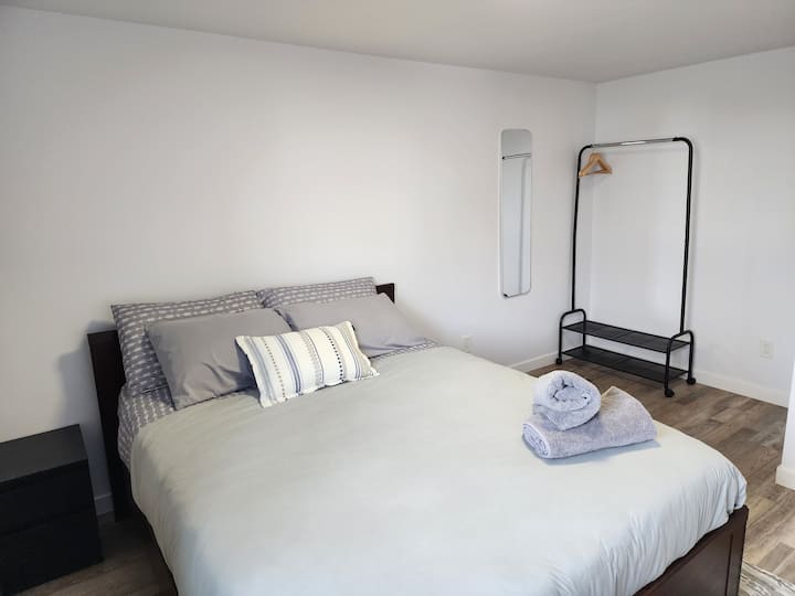 Walk To The Falls & Attractions!
4 Bedroom House - Niagara Falls