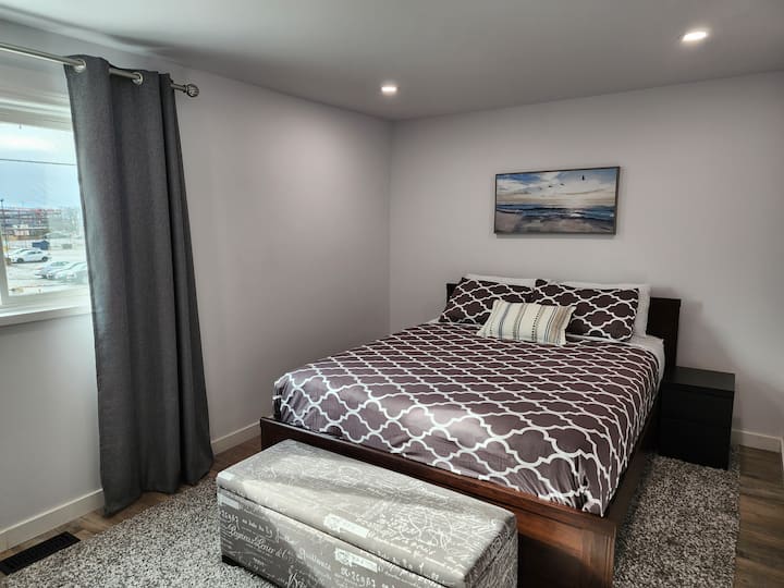 Walk To The Falls & Attractions!
4 Bedroom House - Niagara Falls