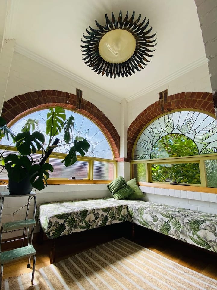 Arty Californian Bungalow In The Heart Of Hobart - Hobart