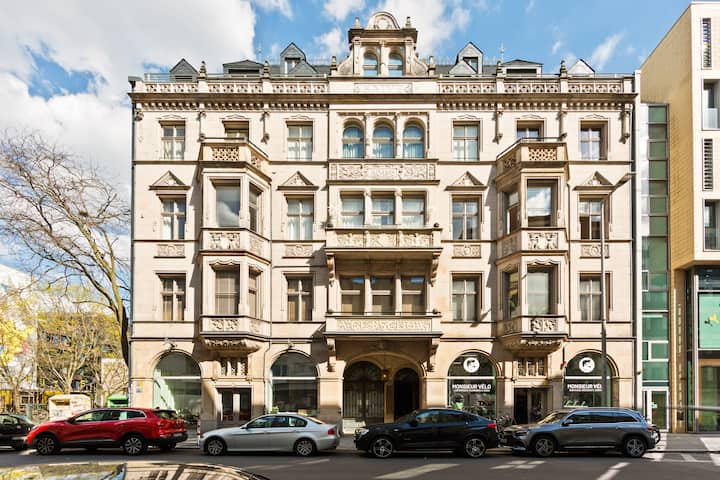 Aptd Downtown Monument Near Checkpoint Charlie - Berlin