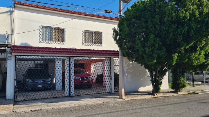 Excelente Casa Para Grupos De Trabajo - Saltillo