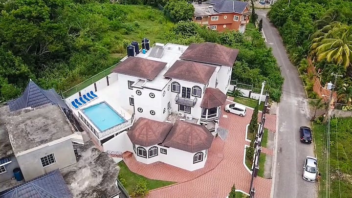 Pines Villa Apartment - Montego Bay