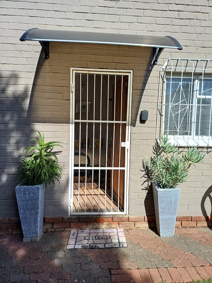 Rest@blake Self Catering Cottage - Bloemfontein