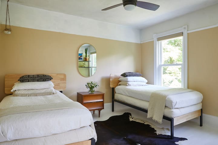 Serene Kingston Home On 1 Acre! Kid & Pet Friendly - Kingston, NY