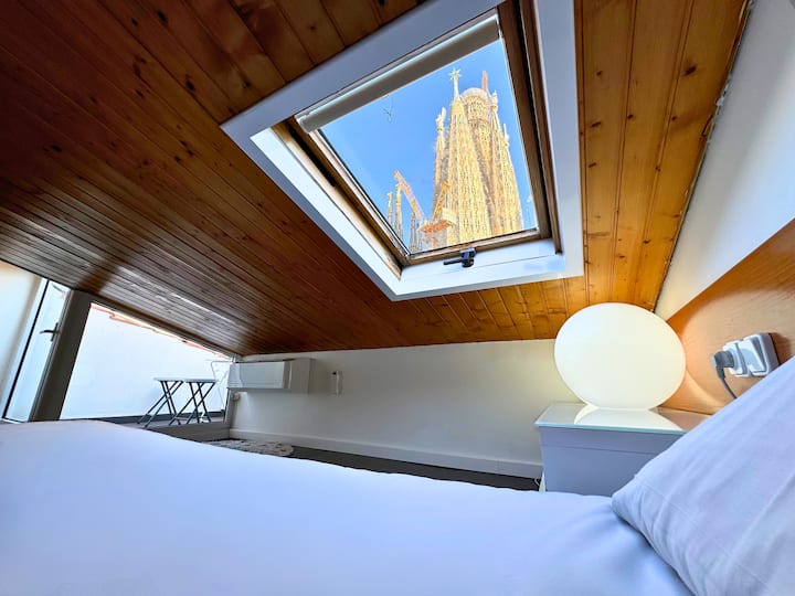 Sagrada Familia View From Bed + Private Balcony - Barcelona