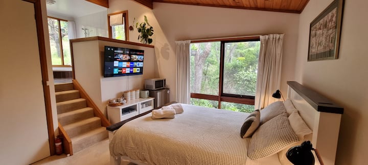 Leafy Escape Private Studio With Spa + Breakfast! - Hobart