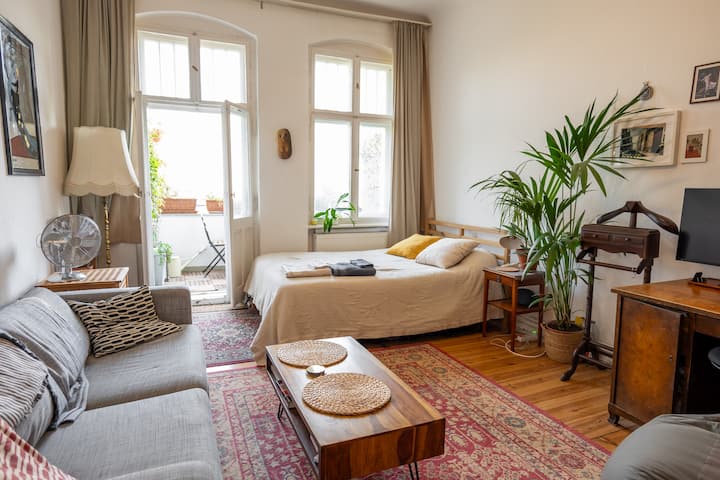 Charming 2-room Flat W.balcony | Perfect Location - Berlin
