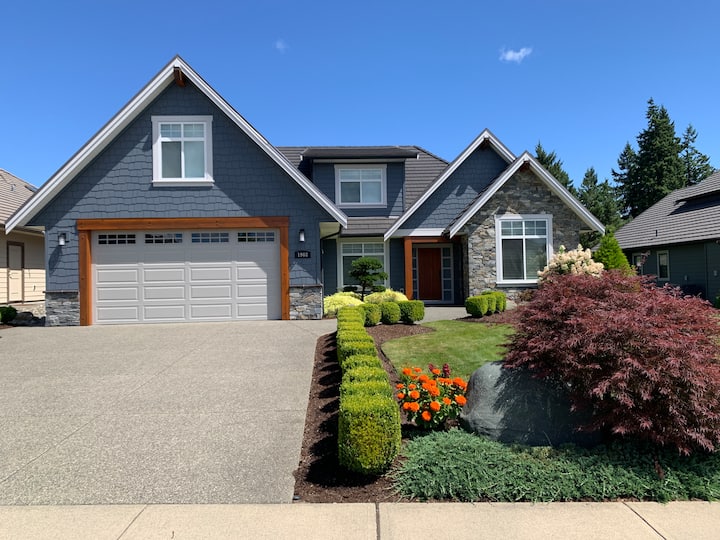 Luxury Vacation Home (3- 12 Month Rental) - Courtenay