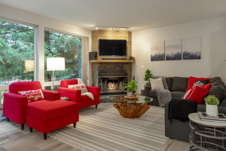 Private Hot-tub, Ski-in, Cozy Near Lifts & Village - Whistler