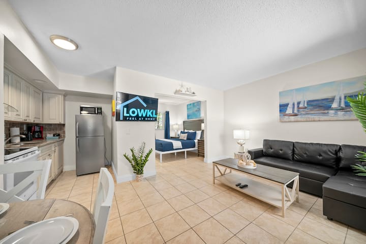 Beach Haven 1 Bd + Florida Room Steps From Ocean - Boca Ratón, FL