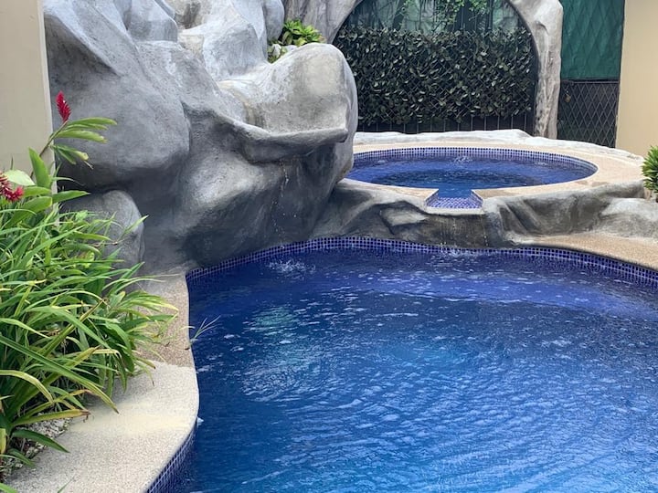 Villa 8 Rooms, A/c, Pool, Jacuzzi Additional -