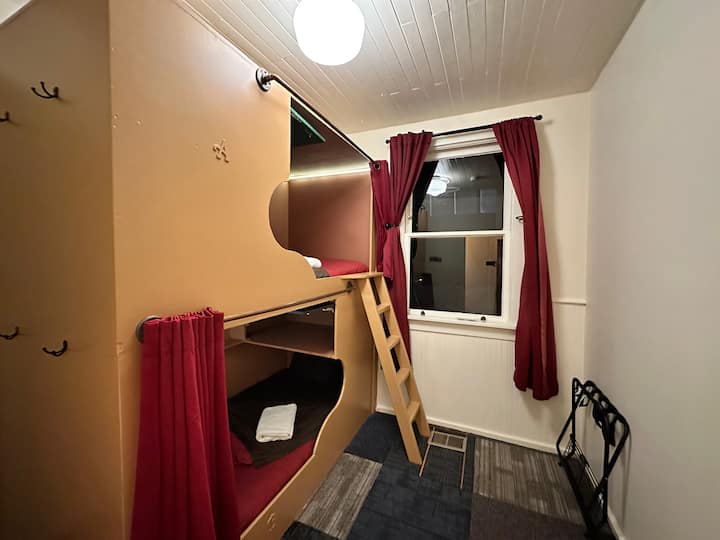 2 Single Beds-private Room, Shared Bath, Wrh Hotel - Truckee, CA