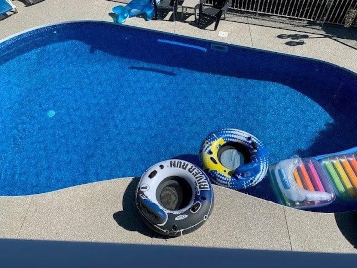 *Pool* 5 Star Peachland Guest Room - Queen - Peachland