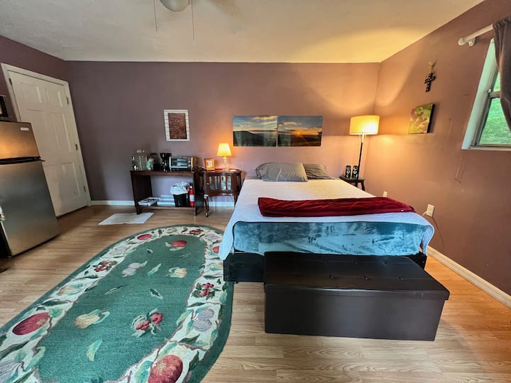 Cozy Master Suite On Acreage
In Town Country Feel - Tallahassee, FL