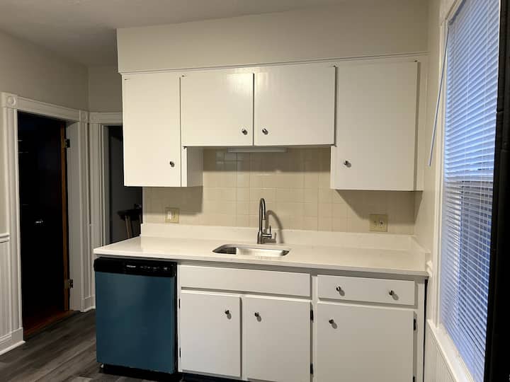 Roslindale Sleeps 5 Pet Friendly Laundry& Pkg - Dedham, MA