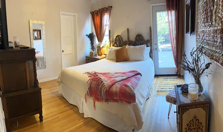 Independent Eclectic Room With Separate Entrance! - Los Angeles, CA