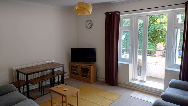 3 Bedroom Balcony Flat 500m To Station, Se London - London