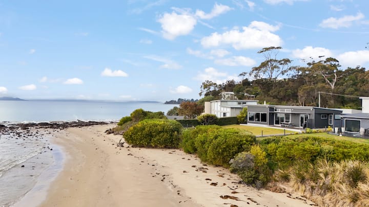 Family Friendly! Bluff Cove - Beachfront House - Swansea