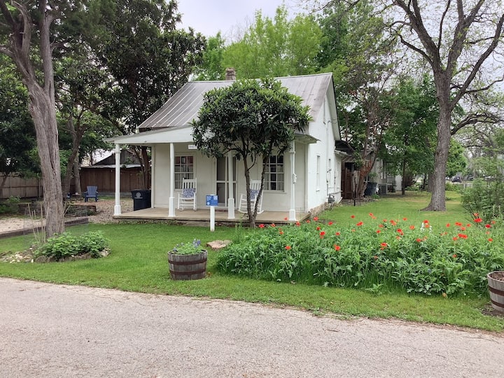 Historic House Near Downtown New Braunfels - New Braunfels, TX