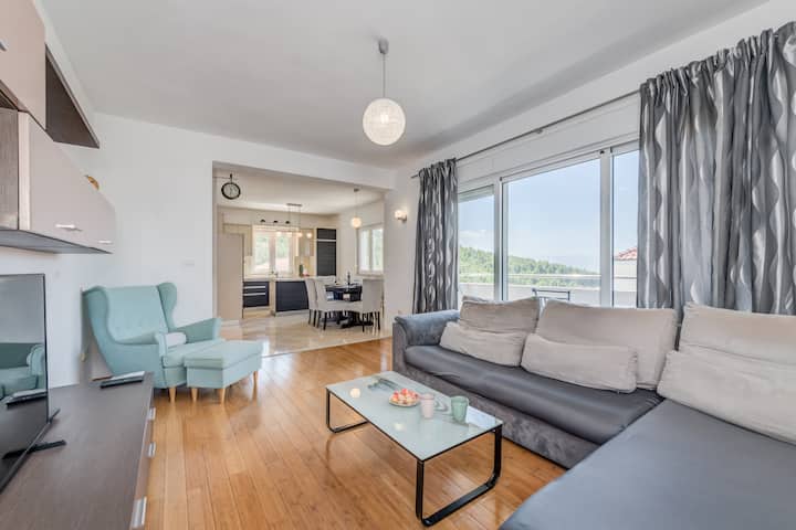 Apartment Cala - Large & Spacious, Family Friendly - Podstrana