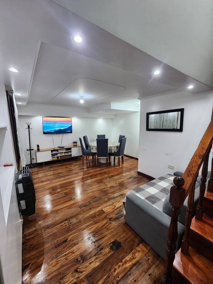 Amplia Casa 2 Pisos Con Patio - Buenos Aires
