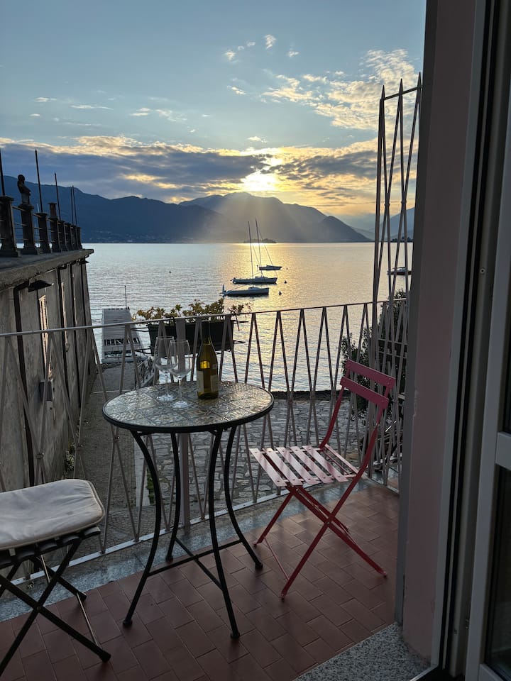 Coi Piedi Nel Lago - Lake Maggiore