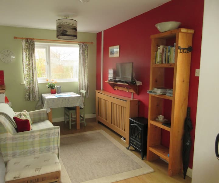 Self Contained  Annex,  Kitchen, Lovely Garden. - Haverfordwest
