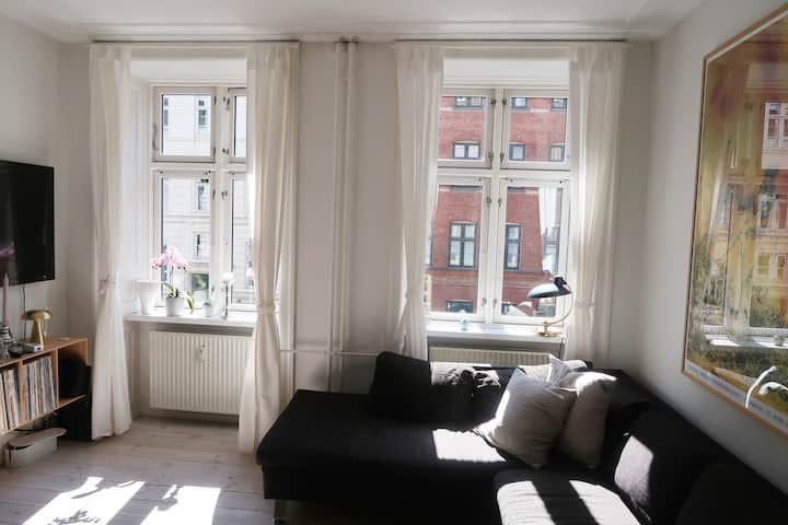 Charming Home With Balcony Close To Tivoli - コペンハーゲン
