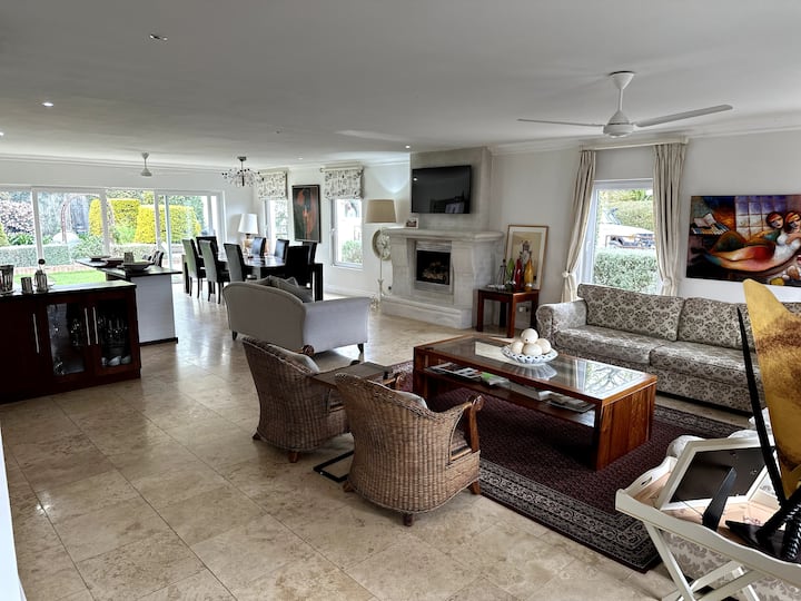 Charming, Spacious 2-bedroom Home, With 100% Solar - Franschhoek