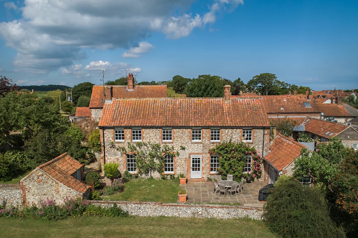 Church Cottage - Coastal, Family & Pet-friendly - Blakeney