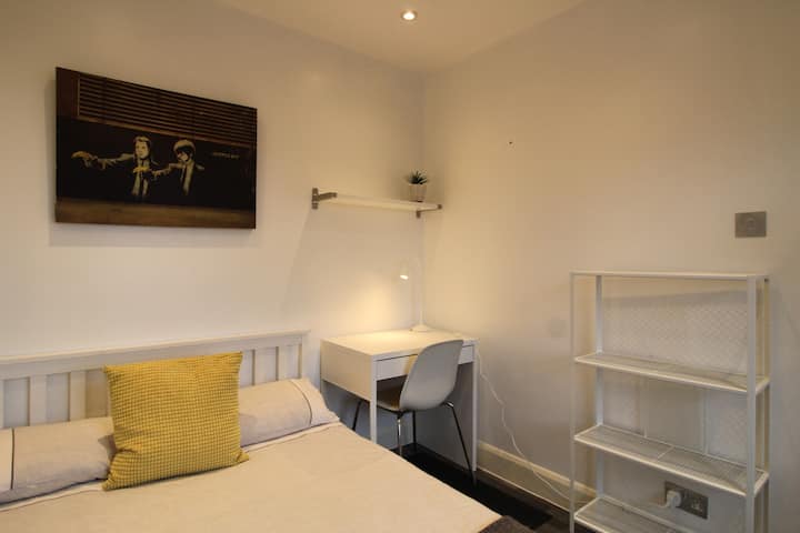 'A' Economic Room (Self Check-in Available) - Stratford