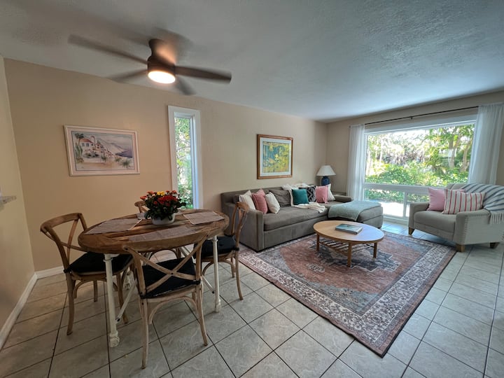 Boho Beach House, Blocks From The Beach - 2 Bd/2ba - Fort Pierce