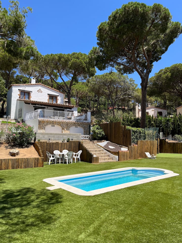 Chalet With Private Pool In Residential Area - Costa Brava