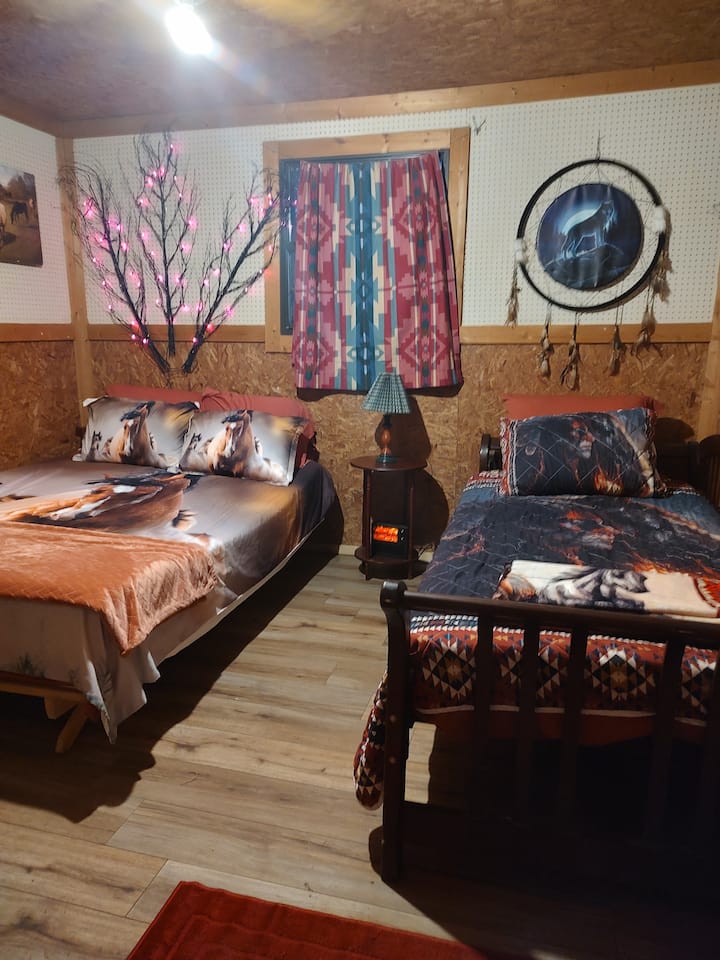 Glamping In A Rustic Barn With Horses - Franklin, NC
