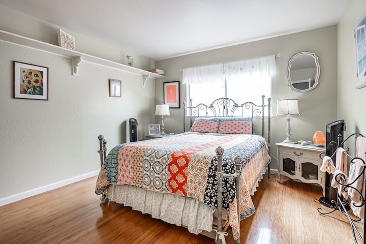 Becky’s Bungalow, Queen Bed, Private Bath. - Salinas, CA
