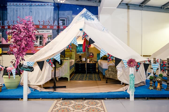 Boho Bungalow, Teepee Inside Glamp Inn - Round Top, TX