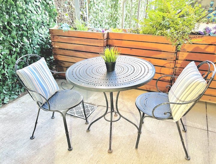 Charming Studio With Your Own Private Patio - New York, NY