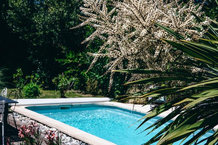 La Villa Des Lauriers Avec Sa Piscine - Charente