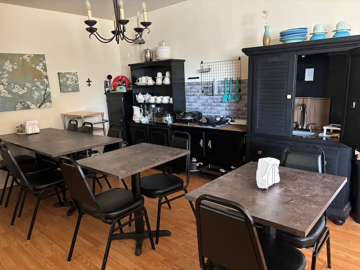 Private Room And Breakfast (Camelot - Room #2) - Reno, NV