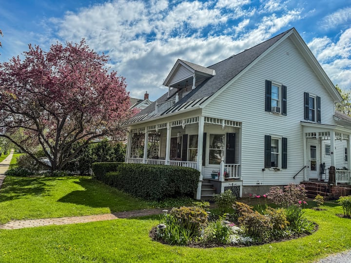 South Street Retreat
Walk To Campus/town - Middlebury, VT