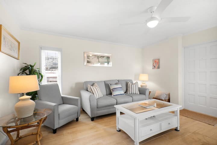 Cozy 1 Bedroom A Block From Lido Beach - Sarasota, FL