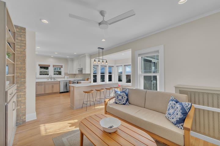 Lakefront 4 Bedroom Stunner! - ラシーン, WI