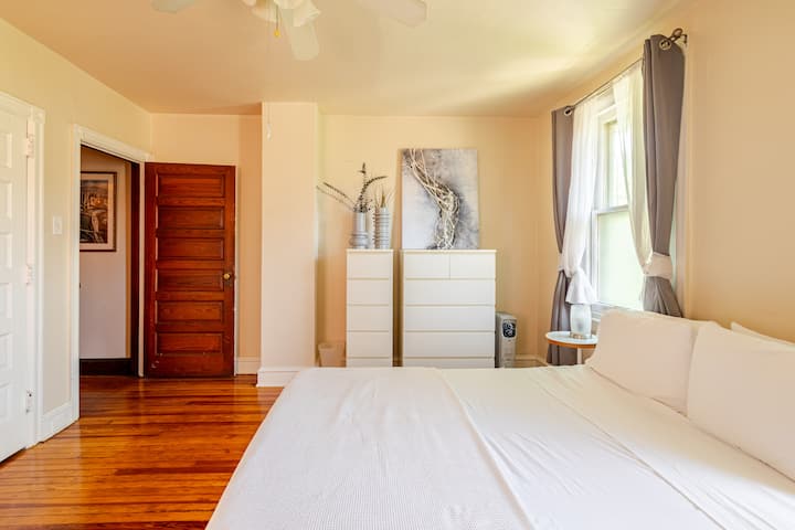 2 Br Private Unit Charming Convenient Univ. Apt. - Ardmore, PA