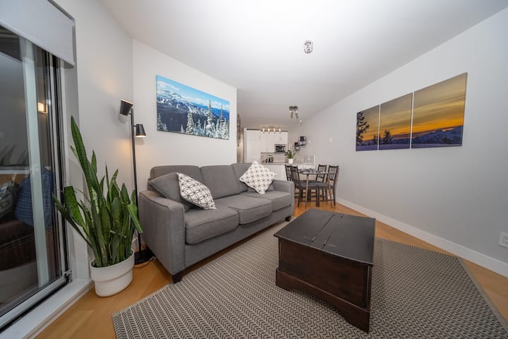 Modern & Minimalist. Free Parking & Wifi. Village - Whistler