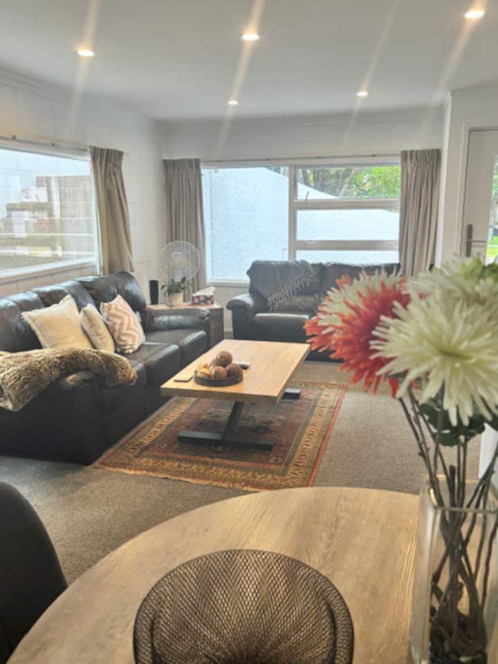 Downtown Apartment: Moments From Beach Shops Restaurants Bars Bus Stop & More! - Mount Maunganui