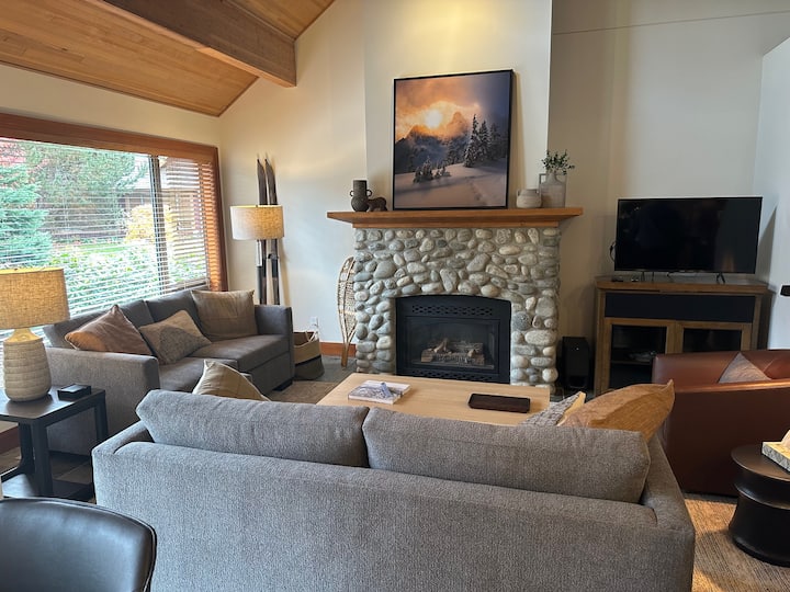 Luxury 3 Bed/3 Full Bath Chalet
 Private Hot Tub - 