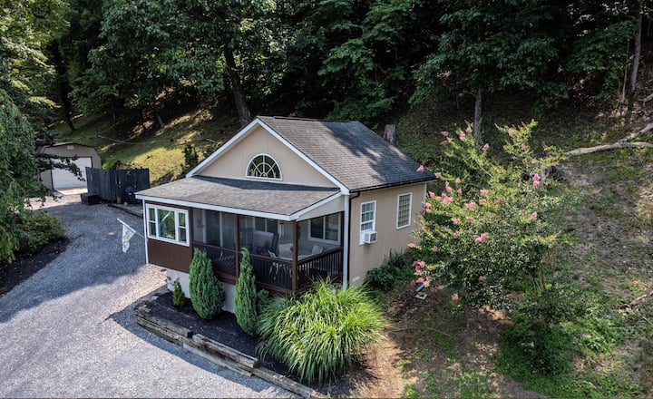 Romantic, Beautiful And Cozy River Cottage - Rileyville, VA