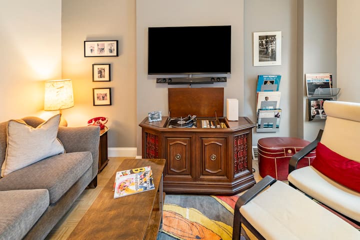 Retro Rowhouse, Corner Little House, Lawrenceville - Forest Hills, PA