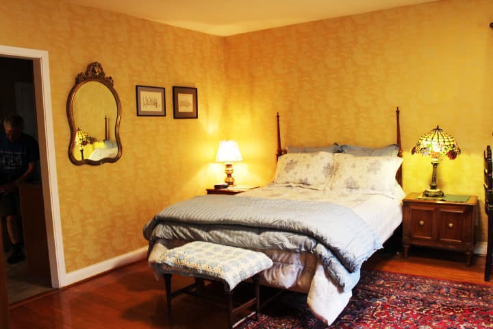 Charming Shadyside 5th Ave Apt. + Parking - Pittsburgh, PA