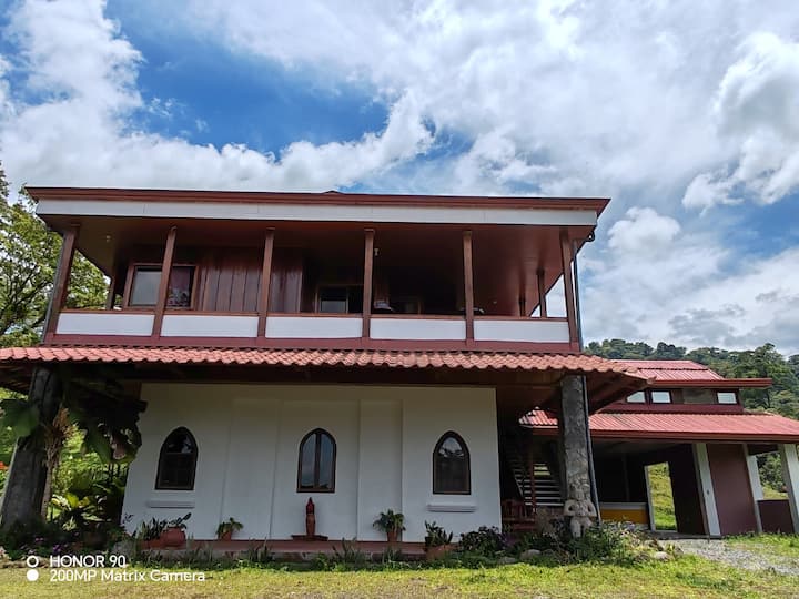 Parrot Hill Ranch Arenal Rain Forest . - Costa Rica